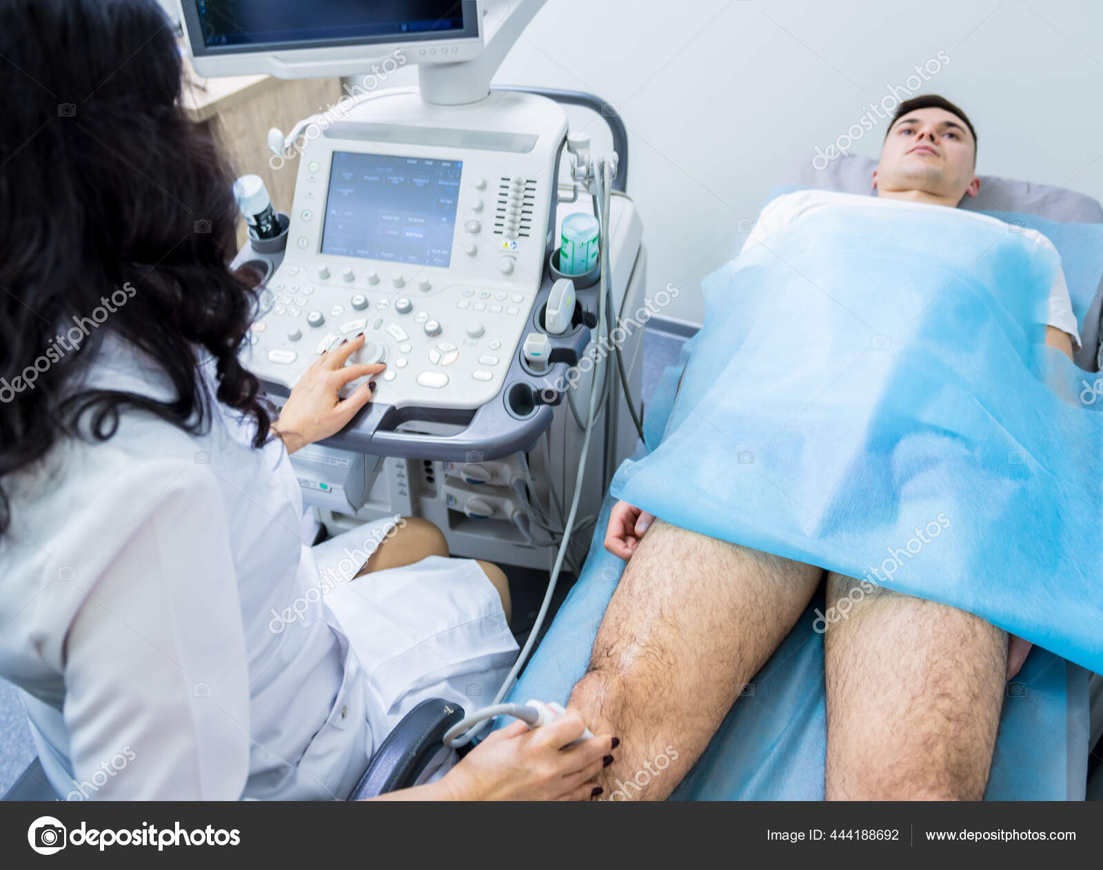 Doctor using ultrasound scanning machine examining injured knee Stock ...