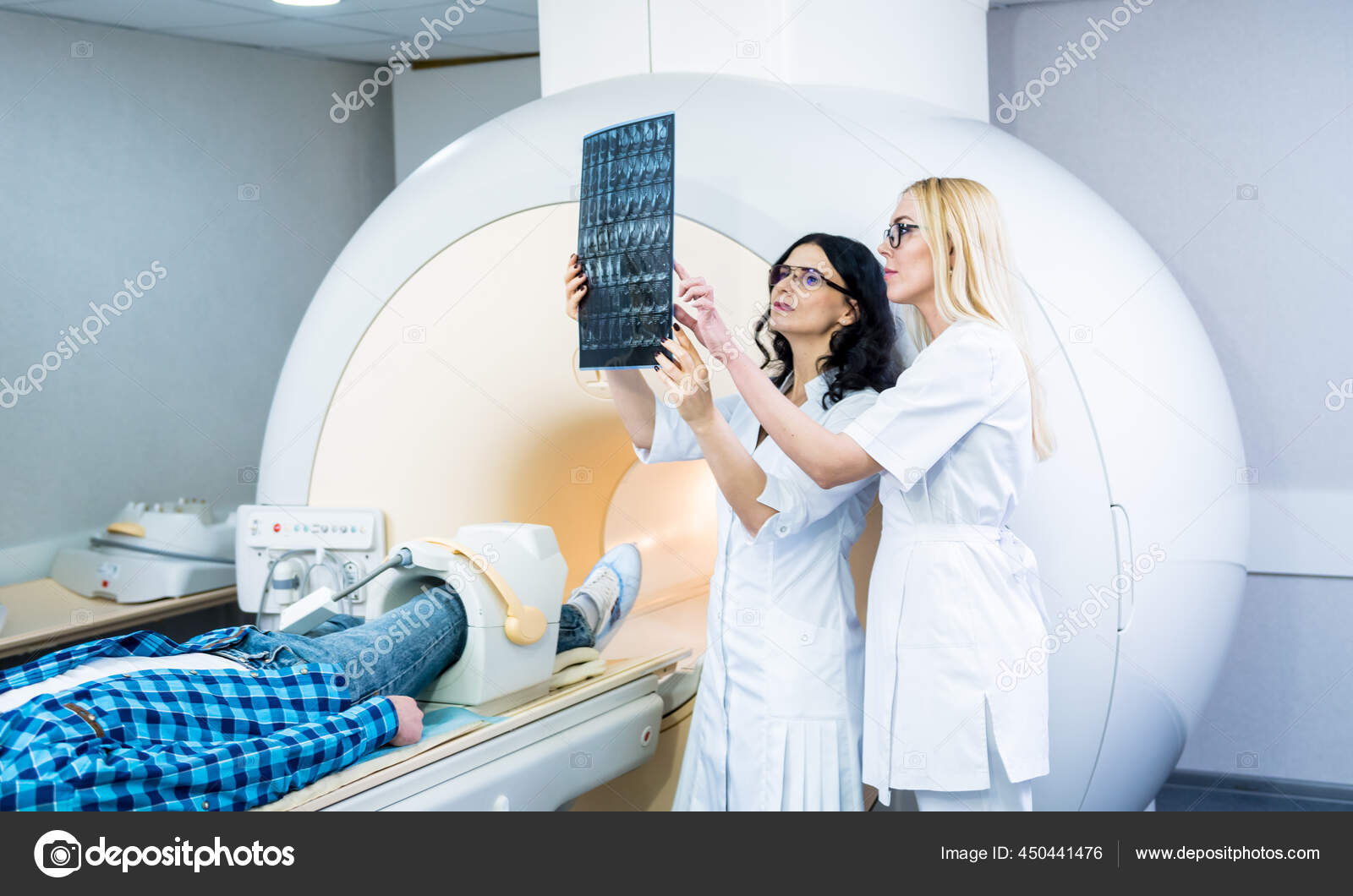Radiologist with a male patient examining a mri scan — Stock Photo ...