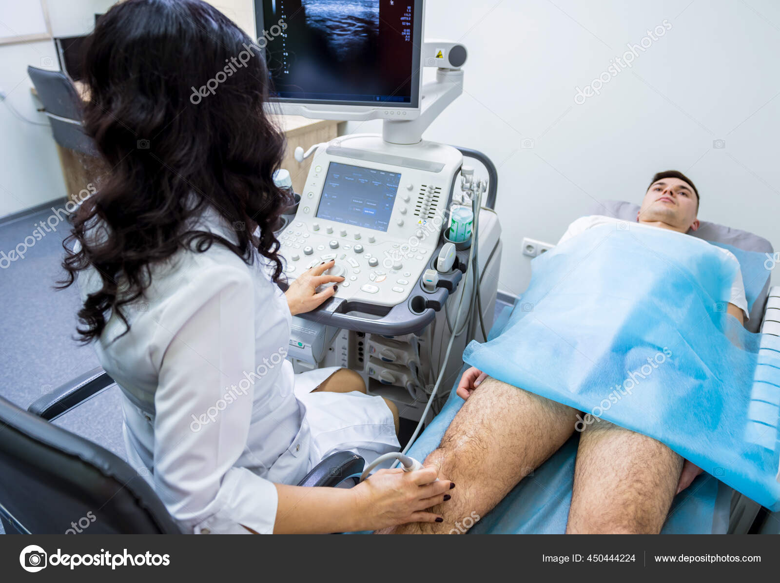 Doctor using ultrasound scanning machine examining injured knee — Stock ...