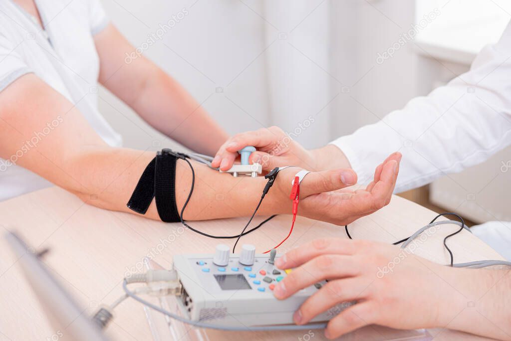 Pruebas de nervios del paciente mediante electromiograf a en el centro m dico 2024