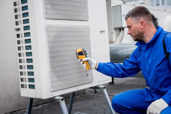 Técnico utiliza un termómetro infrarrojo de imagen térmica para ...