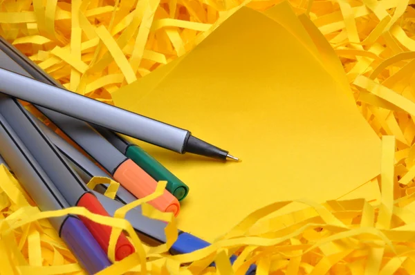Markers with sticky note on shredded paper - Stock Image - Everypixel