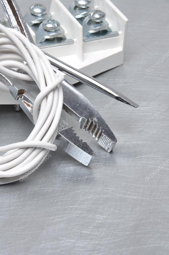Herramientas eléctricas y cables en superficie metálica con lugar para ...