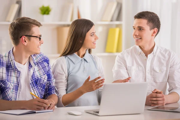 Jeunes programmeurs images libres de droit, photos de Jeunes ...