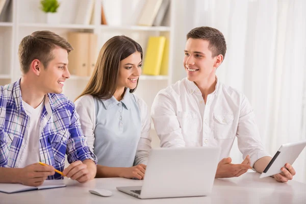 Jeunes programmeurs images libres de droit, photos de Jeunes ...