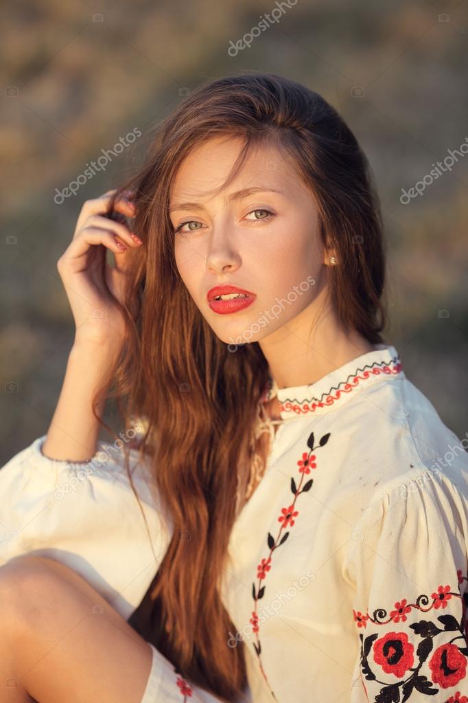 Portrait De Belle Fille Dans La Prairie En Suite Nationale Image Libre De Droit Par Dimabl