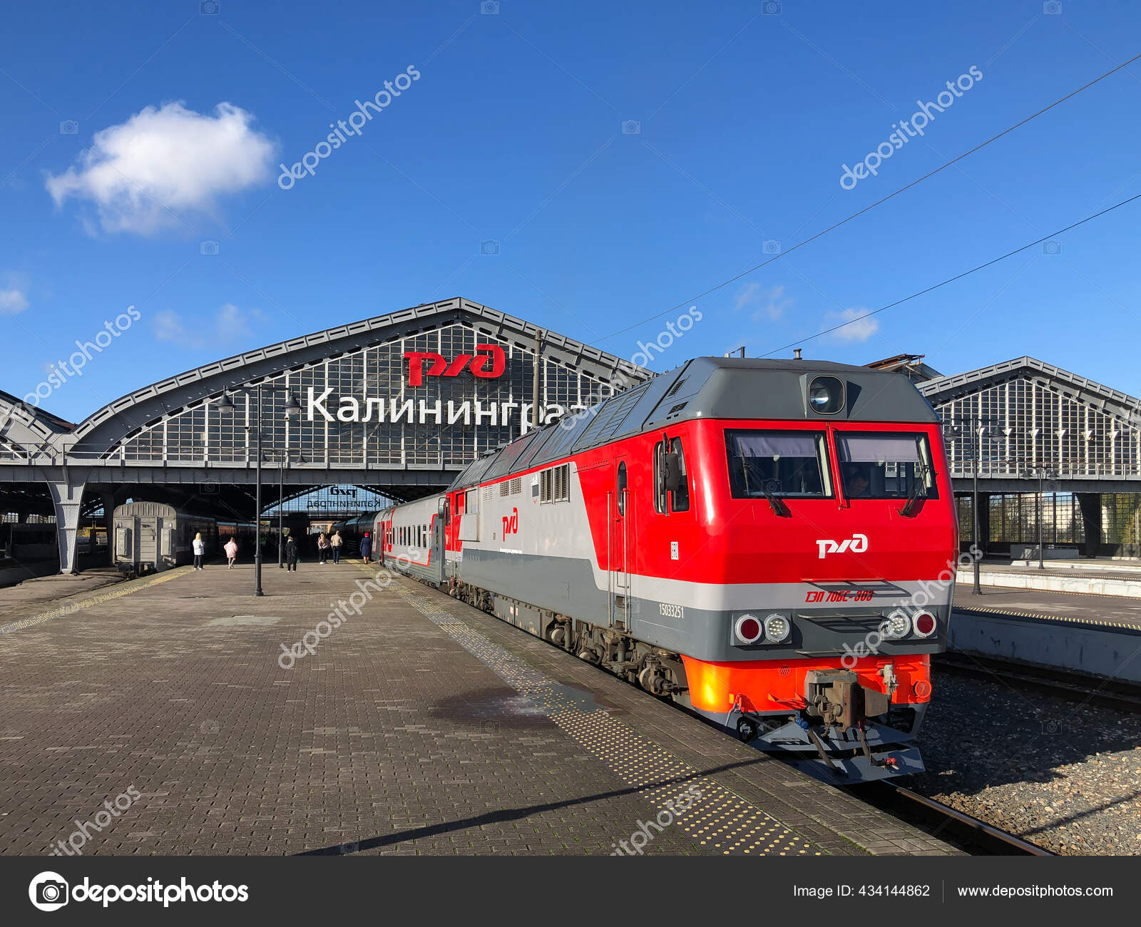 Modern train on platform of railway station — Stock Editorial Photo ...