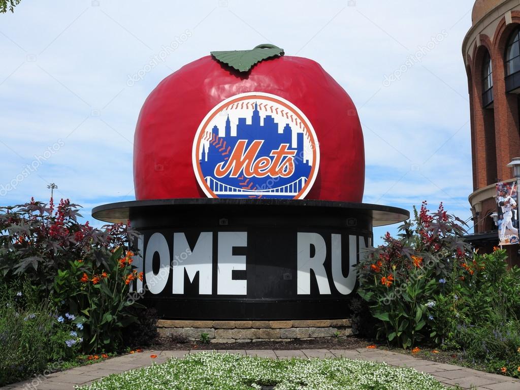 Citi Field Apple - New York Mets — Stock Editorial Photo © Ffooter ...