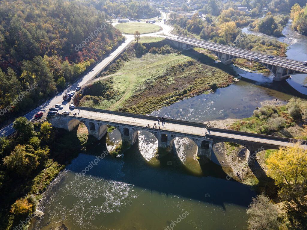 Vista aérea del puente del siglo XIX sobre el río Yantra, conocido como ...