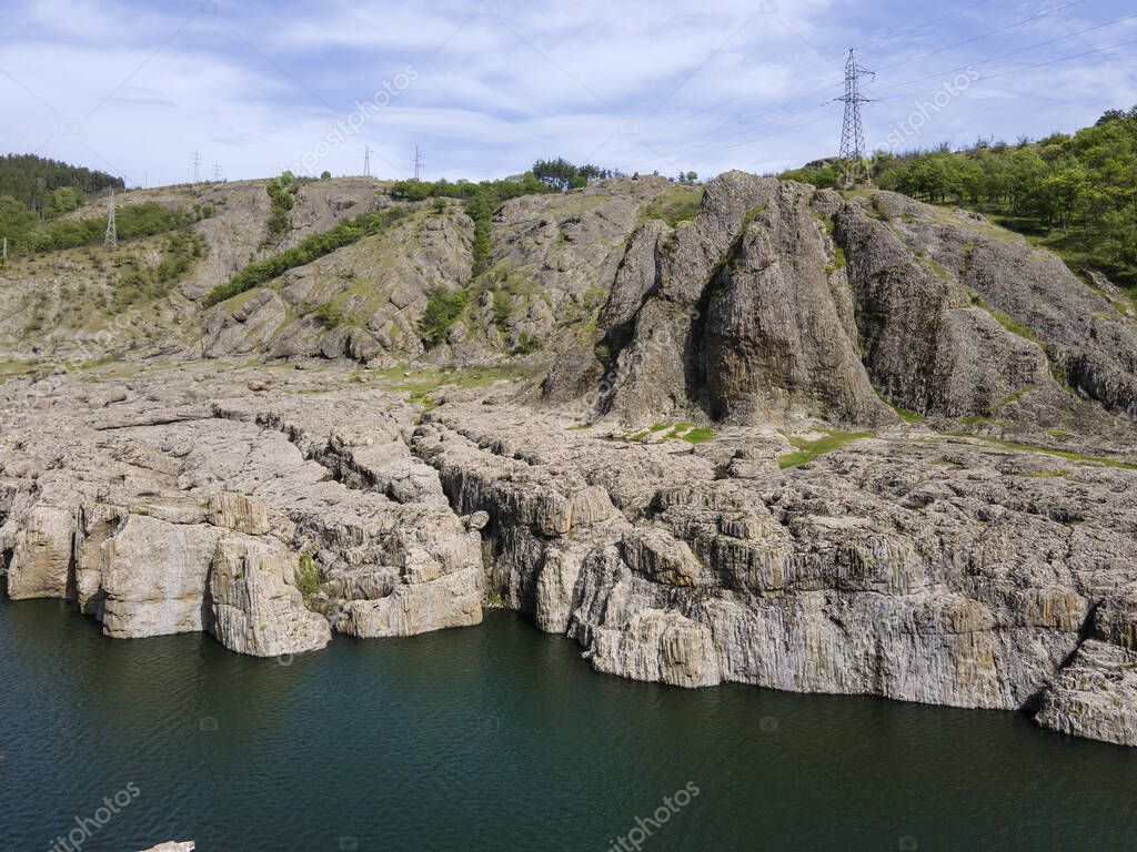 Vista aérea del cañón Sheytan Dere (Shaitan River) bajo la presa del ...