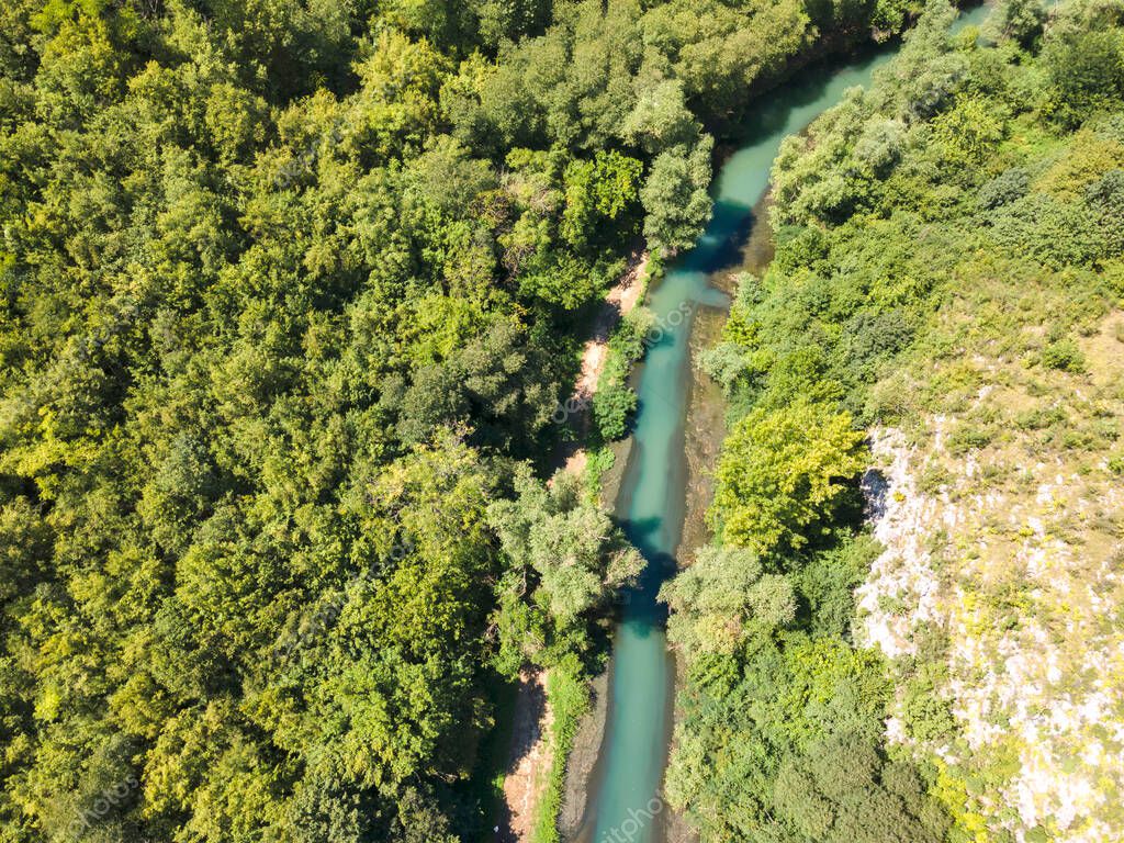 Vista aérea del Geoparque Iskar Panega a lo largo del río Gold Panega ...