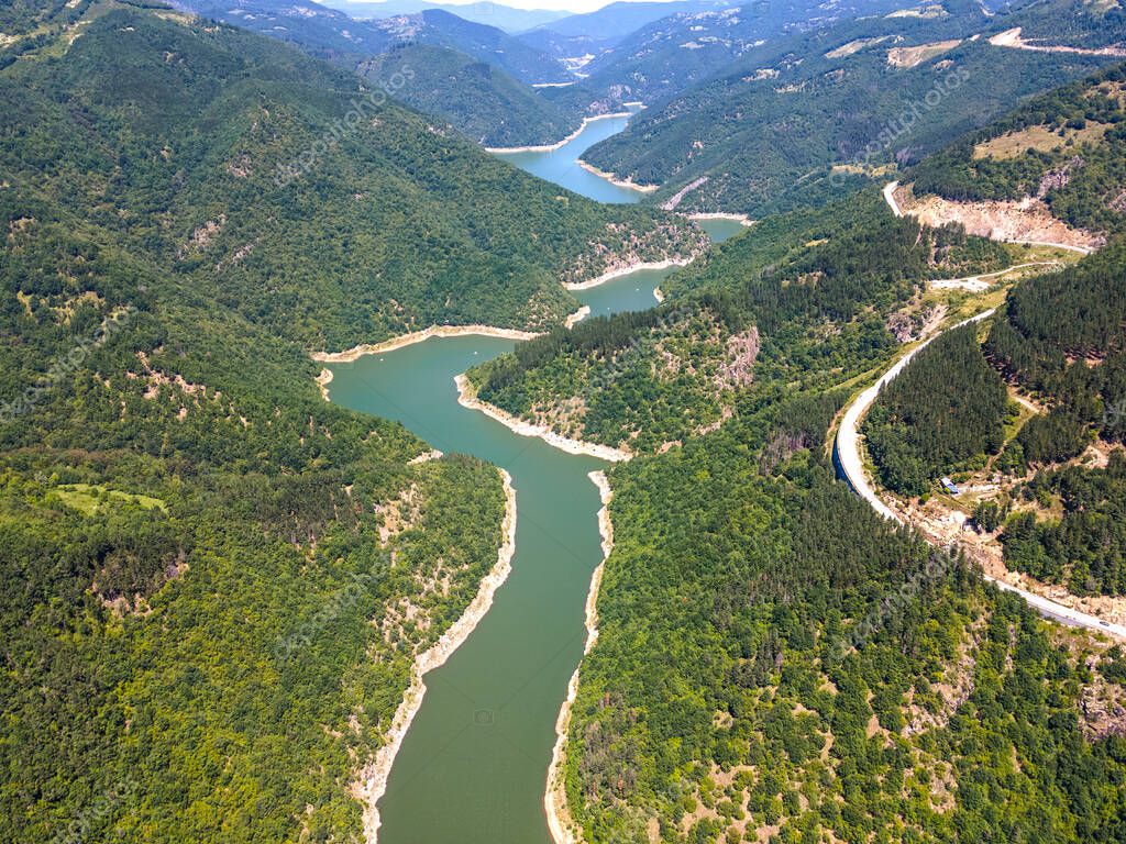 Vista aérea del embalse de Tsankov kamak, región de Smolyan, Bulgaria 2024