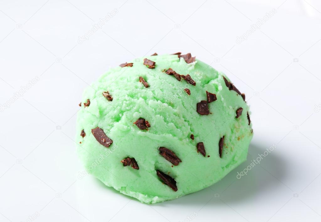 Helado de menta con chispas de chocolate 2025