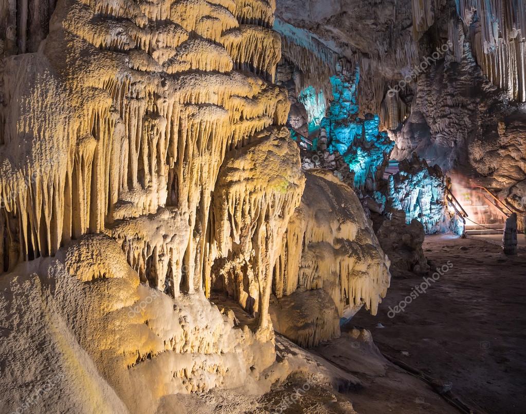 Interior de la Cueva Natural en Andalucía, España - - Dentro de las ...