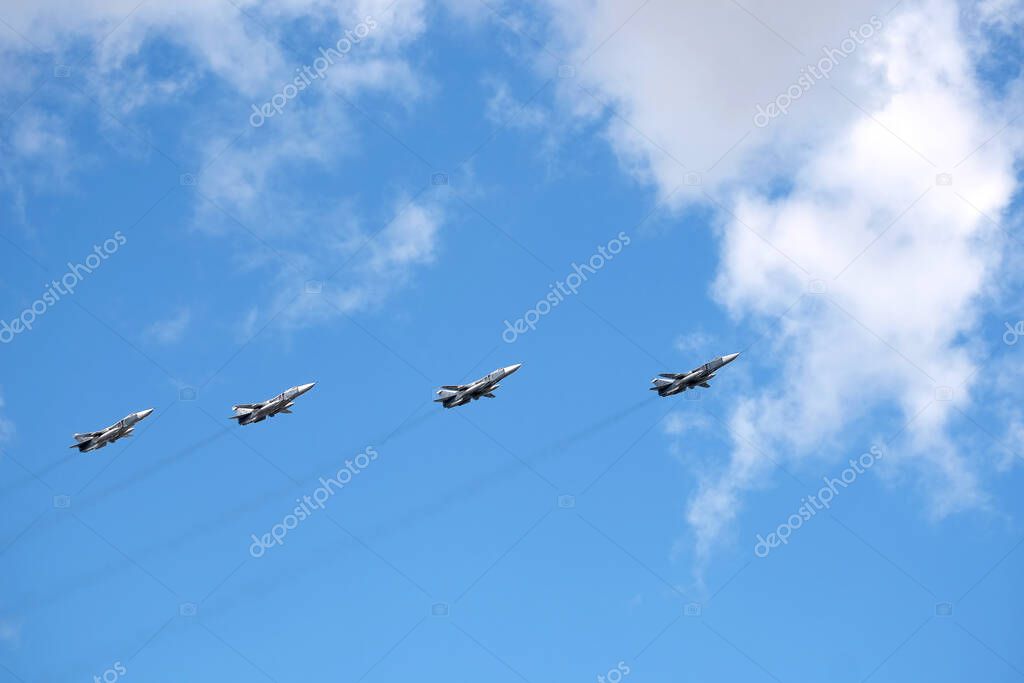 MOSC , RUSIA - 7 de mayo de 2021: Grupo de bombarderos t cticos rusos SU-24 volando r pido en el ...