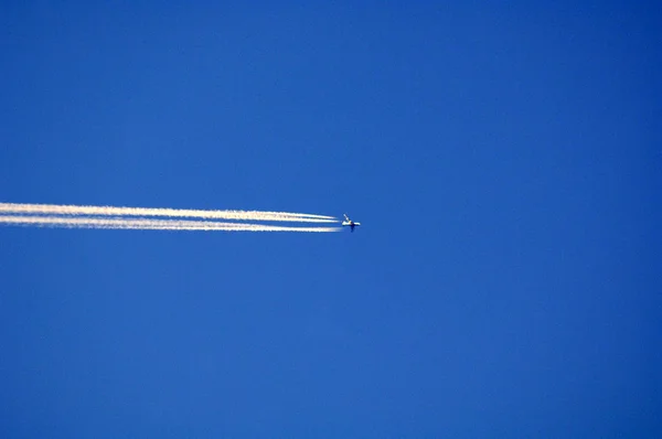 Avion sur la maison Stock Photos, Royalty Free Avion sur la maison ...