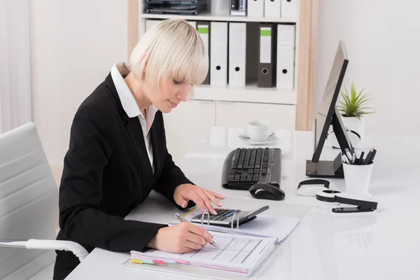 Contabilista trabalhando na mesa Fotos de Stock, Contabilista ...
