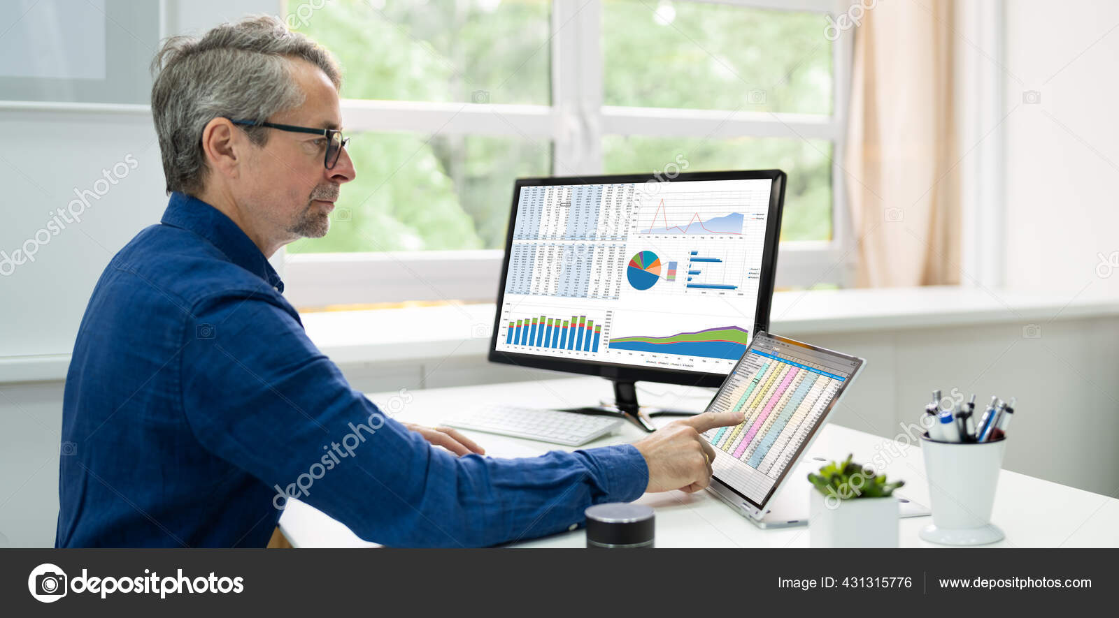 Analyst Employee Using Spreadsheet Software Computer Screen — Stock ...