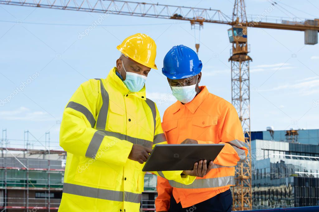 Ingeniero del sitio de construcci n e inspecci n de edificios mirando la tableta 2024