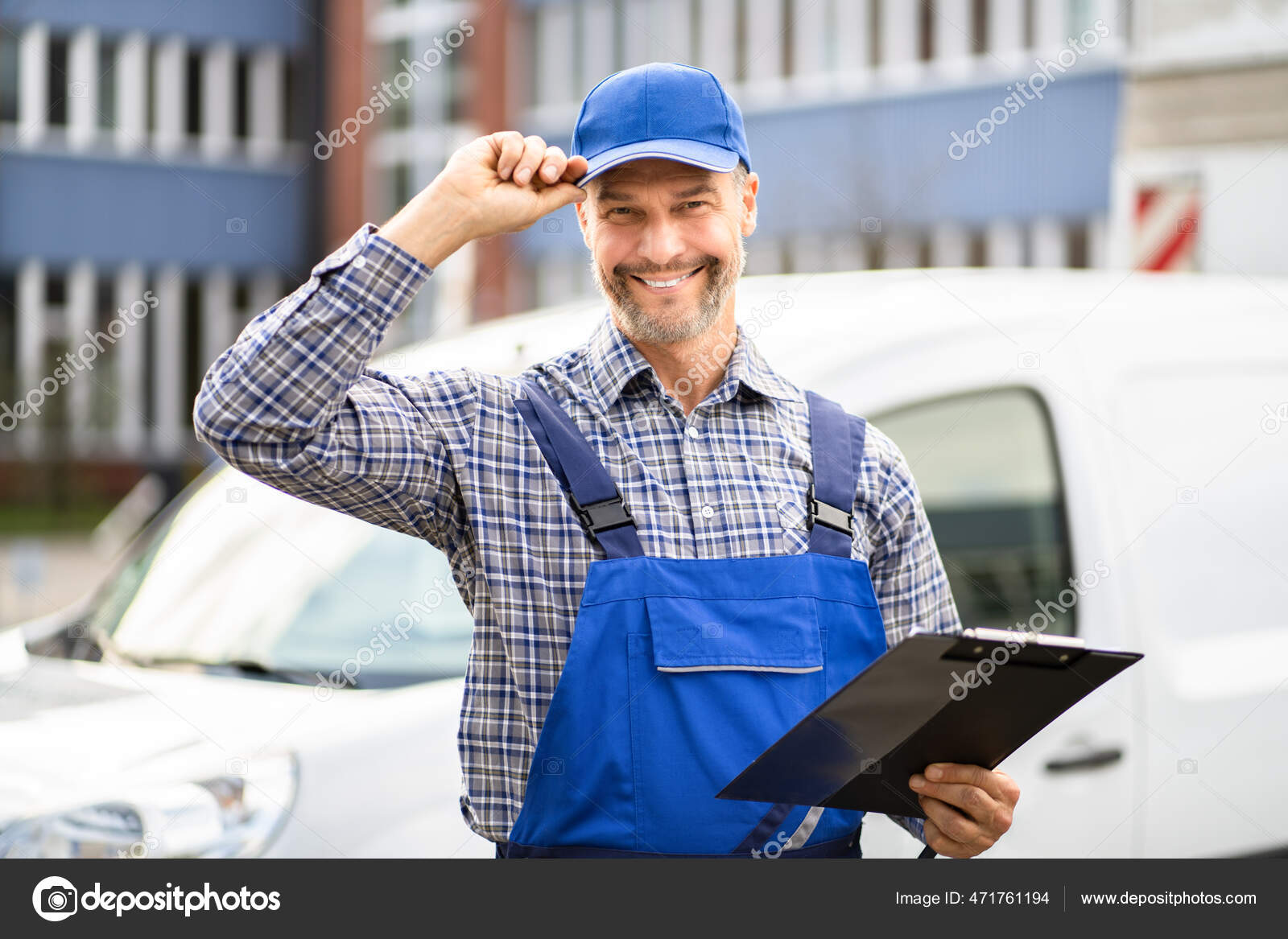 Retrato Del Repartidor Uniforme Sujetando Portapapeles Camión ...