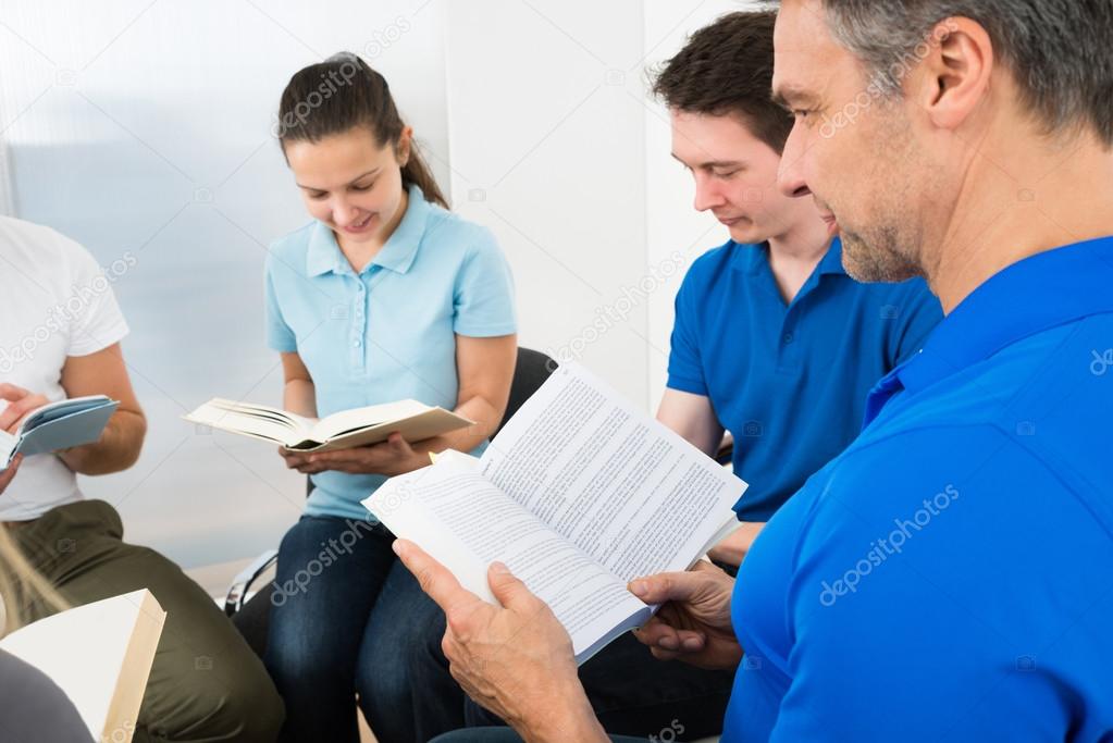 personas leyendo libros — Fotos de Stock © AndreyPopov #67046483