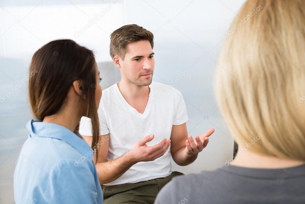 Imágenes: conversando | personas conversando — Foto de stock ...