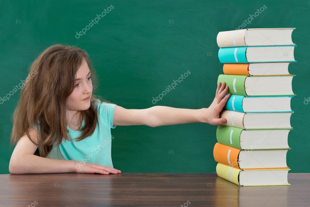 Chica tocando pila de libros 2024