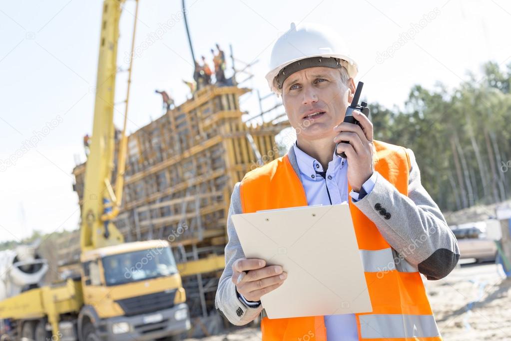 Supervisor con walkie-talkie — Fotos de Stock © londondeposit #75993595