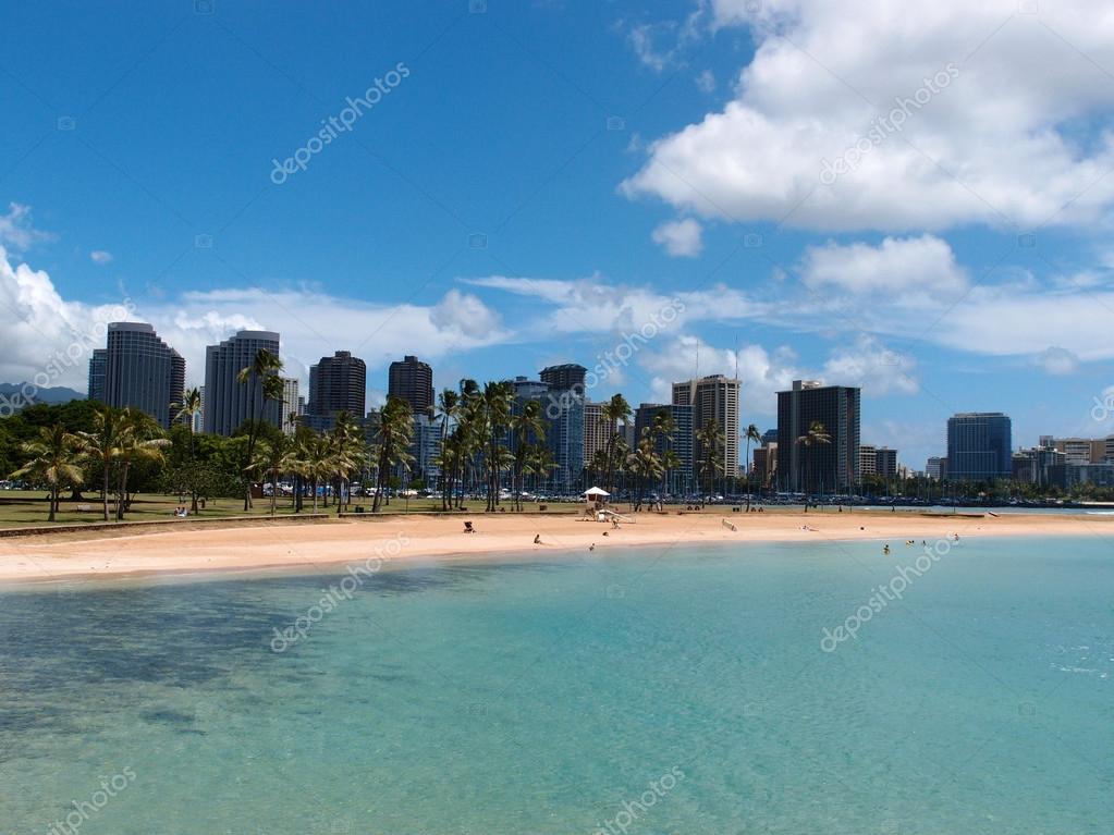 Beach on Magic Island in Ala Moana Beach Park — Stock Photo © ericbvd ...
