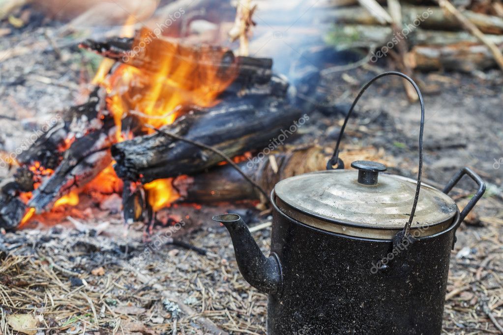 Old iron kettle on fire. Cooking food in field conditions — Stock Photo ...