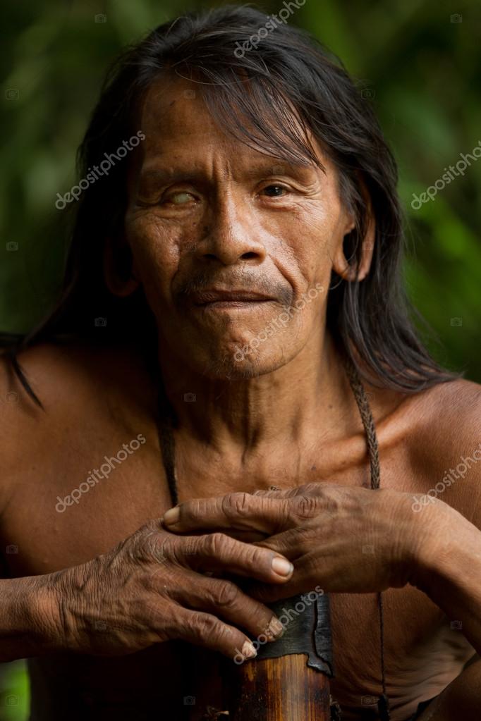 アマゾンの先住民族 Waorani ハンター — ストック写真 © ammmit #87802400