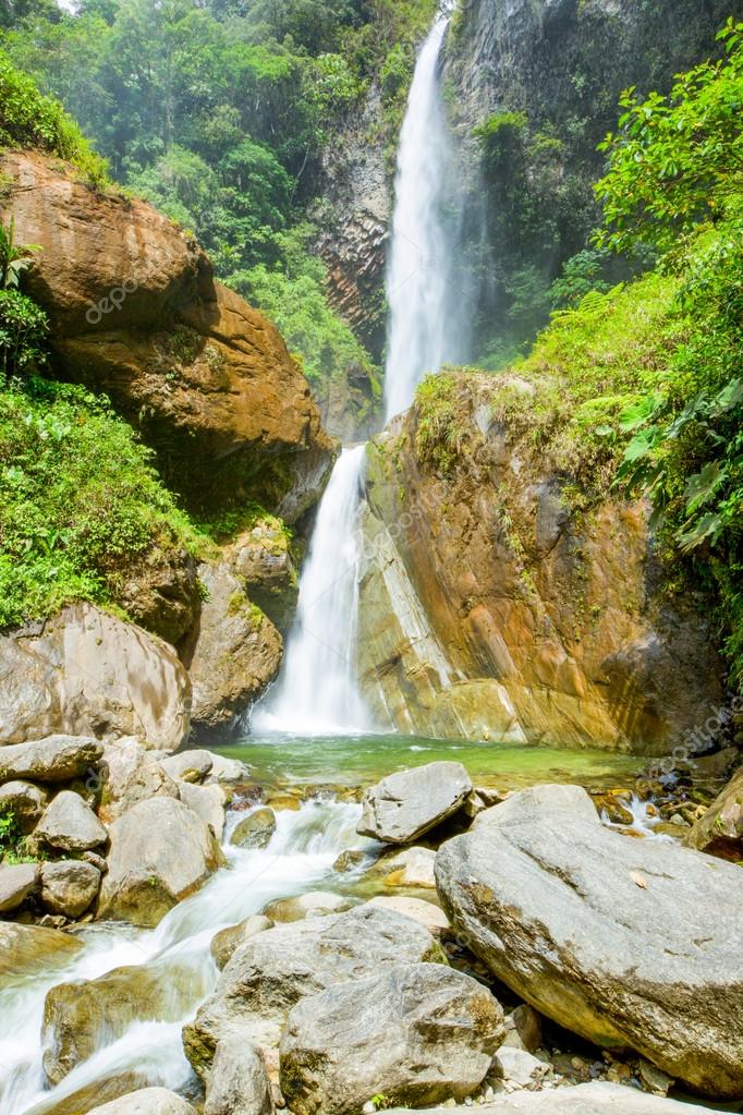 Cascada doble en el río Machay Ecuador 2023