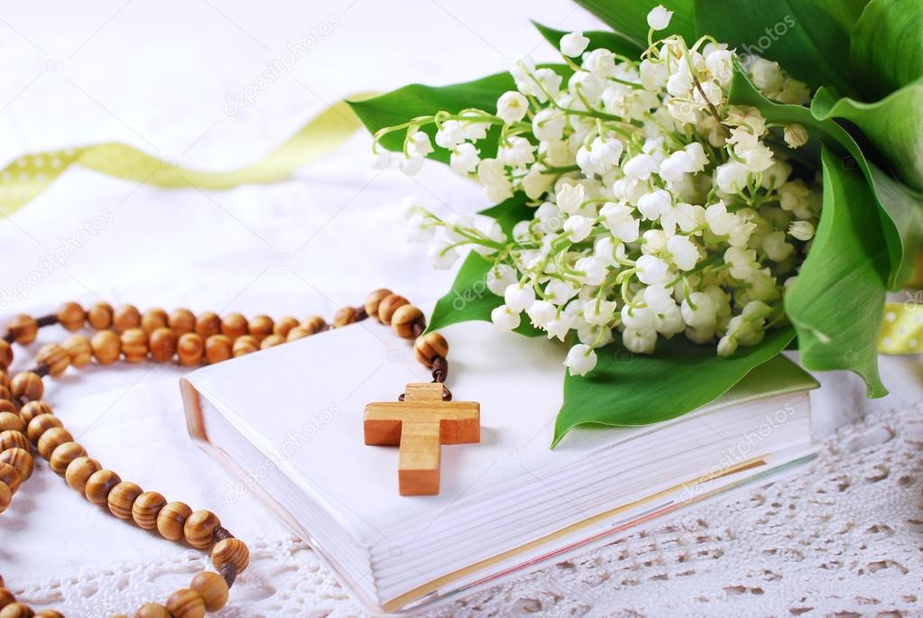 The first holy communion with rosary and flowers Stock Photo by ...