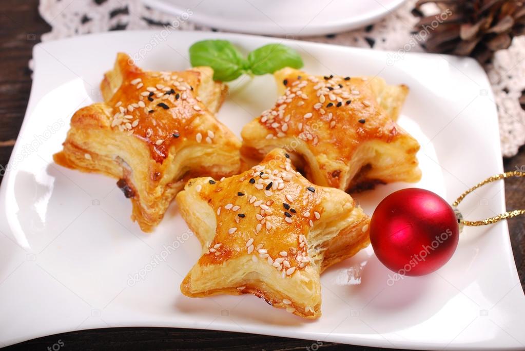 Star shaped puff pastries with mushroom fiiling for christmas — Stock ...