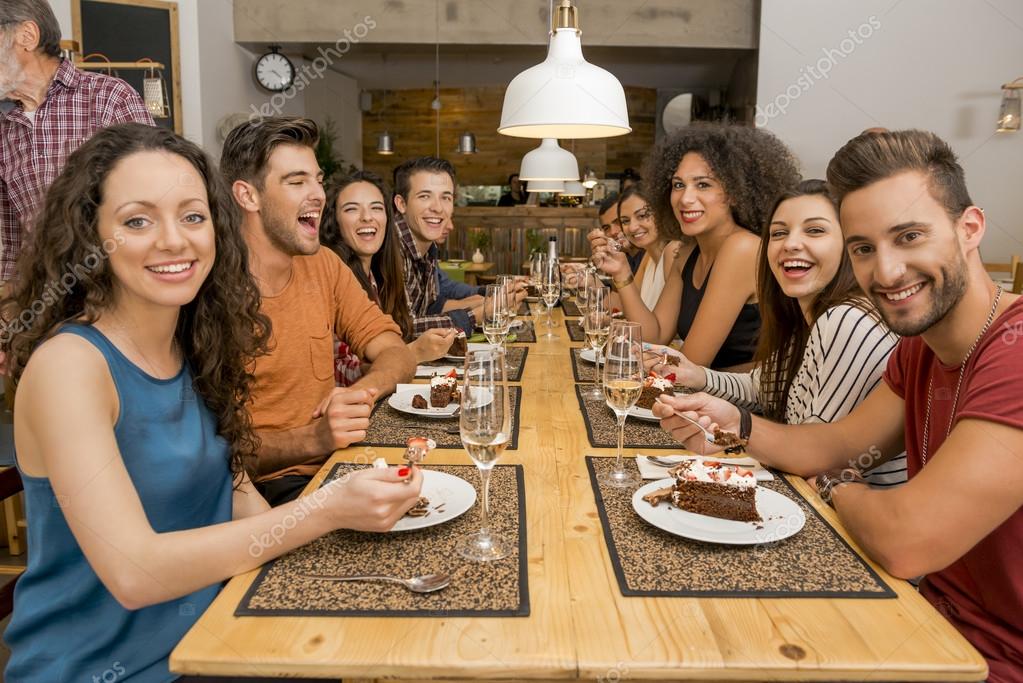Amigos, almoçando no restaurante — Fotografias de Stock © ikostudio ...