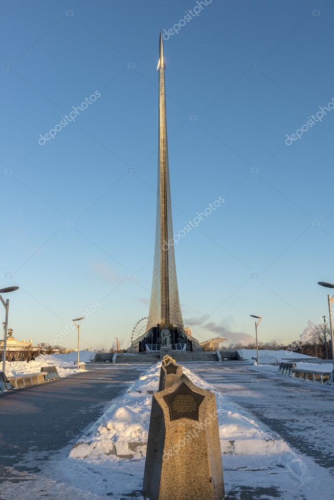 Monument to the conquerors of space rocket in Moscow — Stock Photo ...