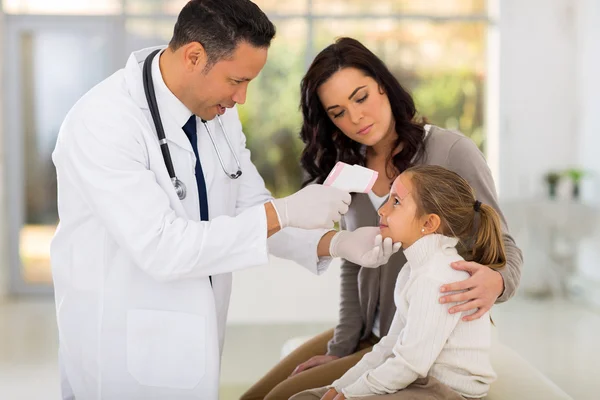 Child parent doctor Stock Photos, Royalty Free Child parent doctor ...
