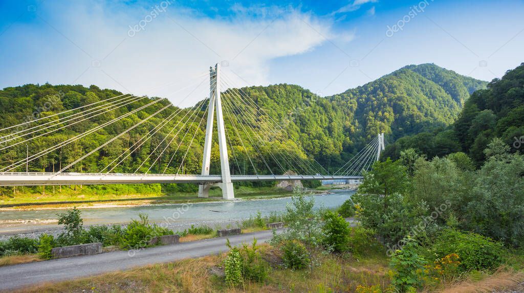 El puente en la carretera de Sochi a los lugares olímpicos 2024