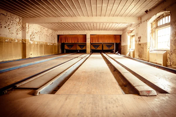 Fundo De Boliche Retro In Home Private Bowling Lanes