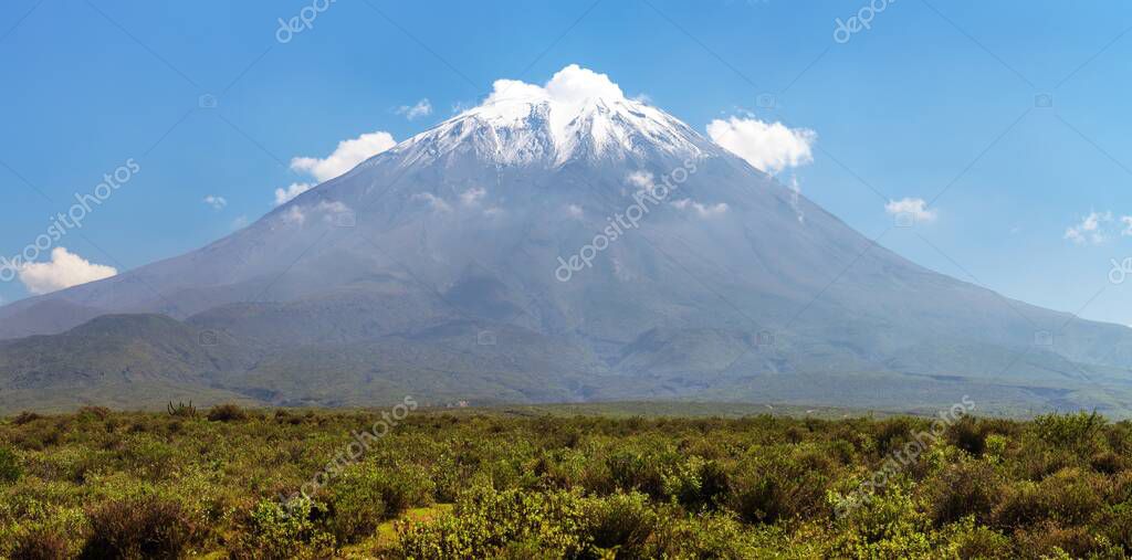 Volcán El Misti con cielo despejado, uno de los mejores volcanes cerca ...