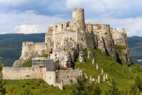 Spissky hrad castillo ruina cerca de Spisske Podhradie ciudad o pueblo, región de Spis ...