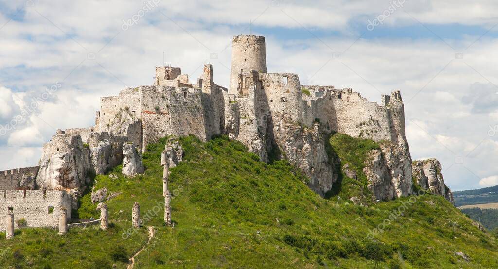 Spissky hrad castillo ruina cerca de Spisske Podhradie ciudad o pueblo, región de Spis ...