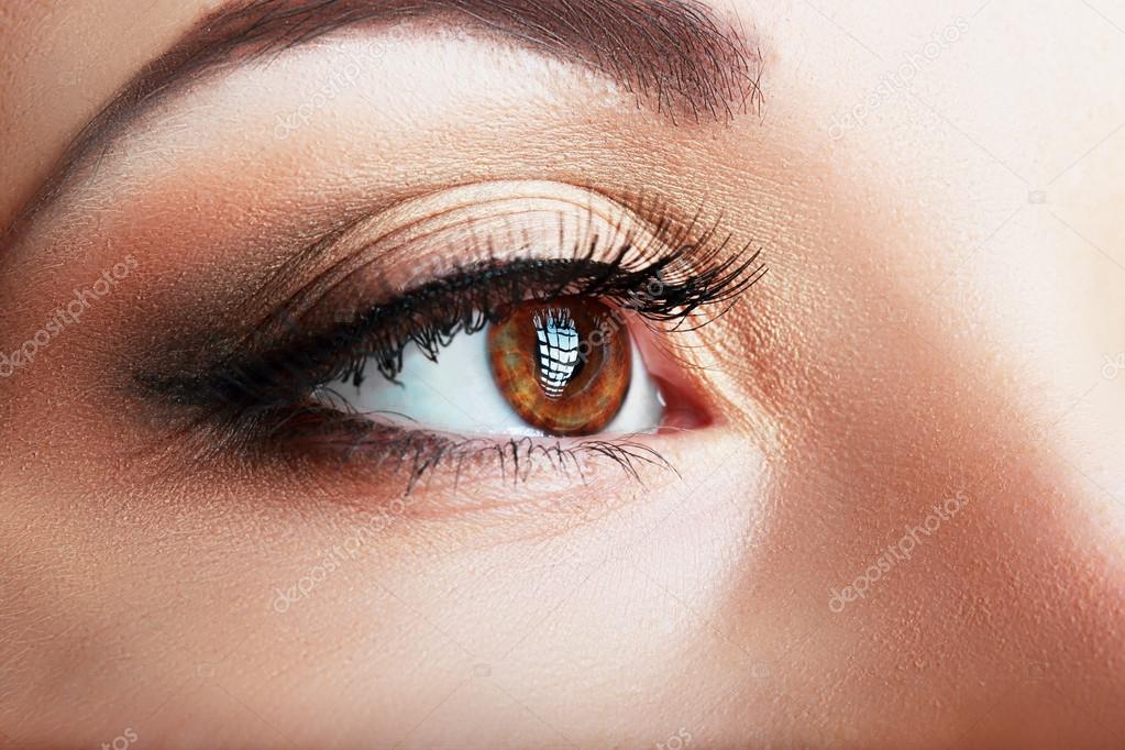 Hermoso ojo femenino — Foto de stock © lenanet #70290701