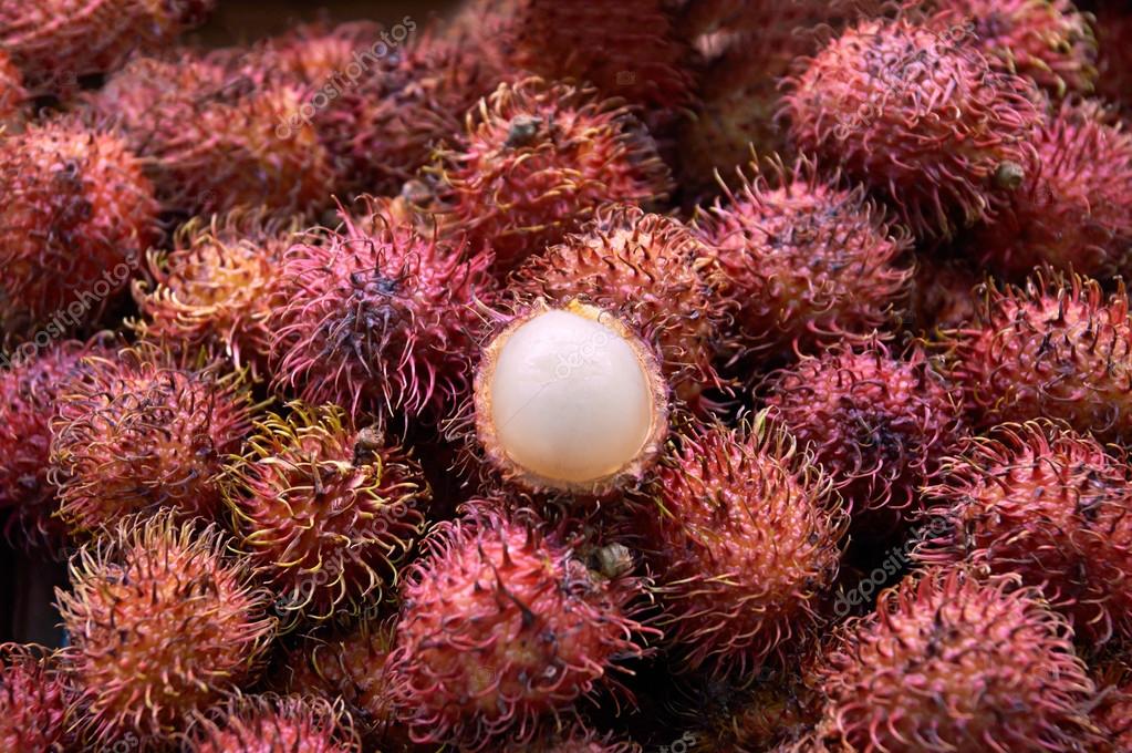 Rambutan fruit exotique poilu à la peau velue — Photographie Larisa13 ...
