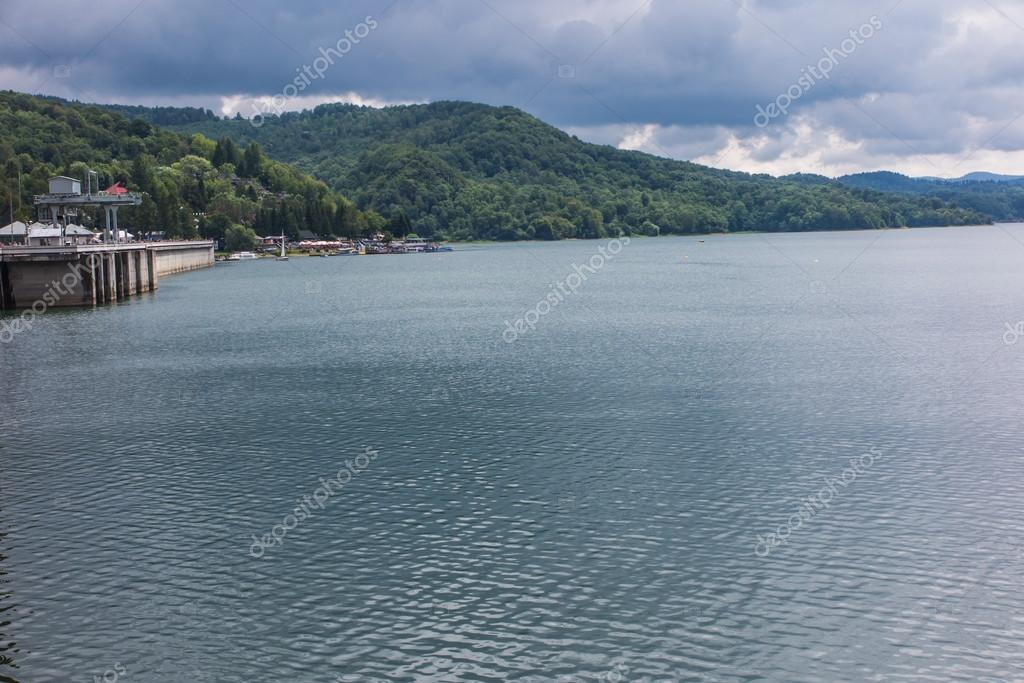 La presa en el río San en Polonia y el embalse de agua Solin 2024