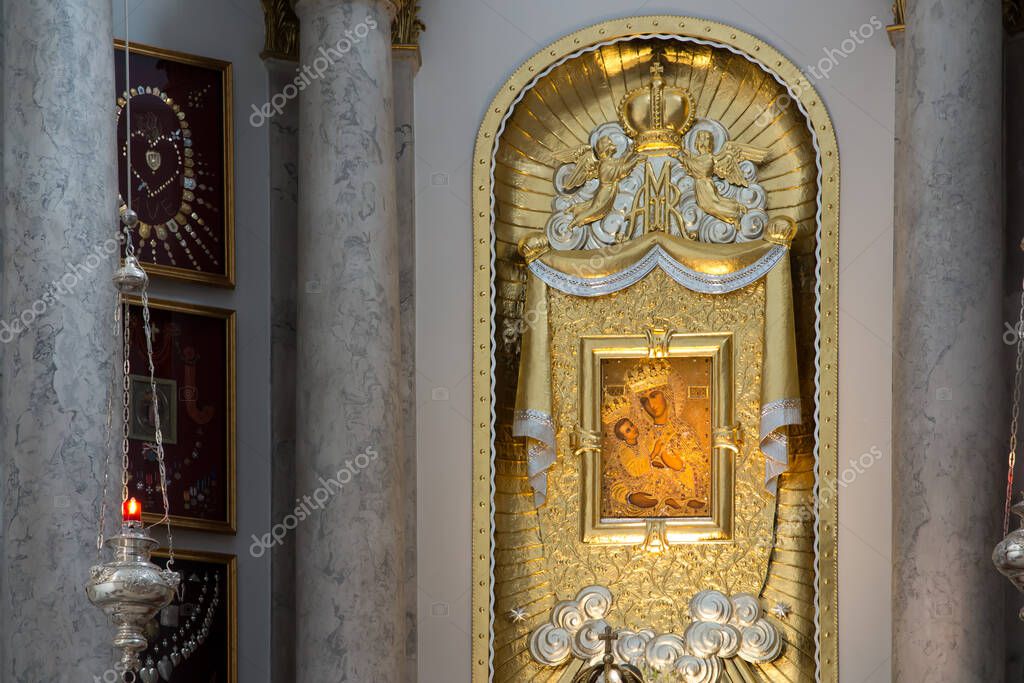 Chelm, Polonia, 25 de septiembre de 2020: Vidriera en la ventana de la ...