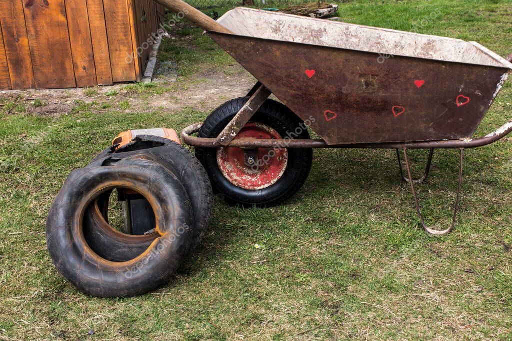 Un disparo de tubos interiores y neum ticos en una carretilla. Los neum ticos nuevos se ponen, y ...