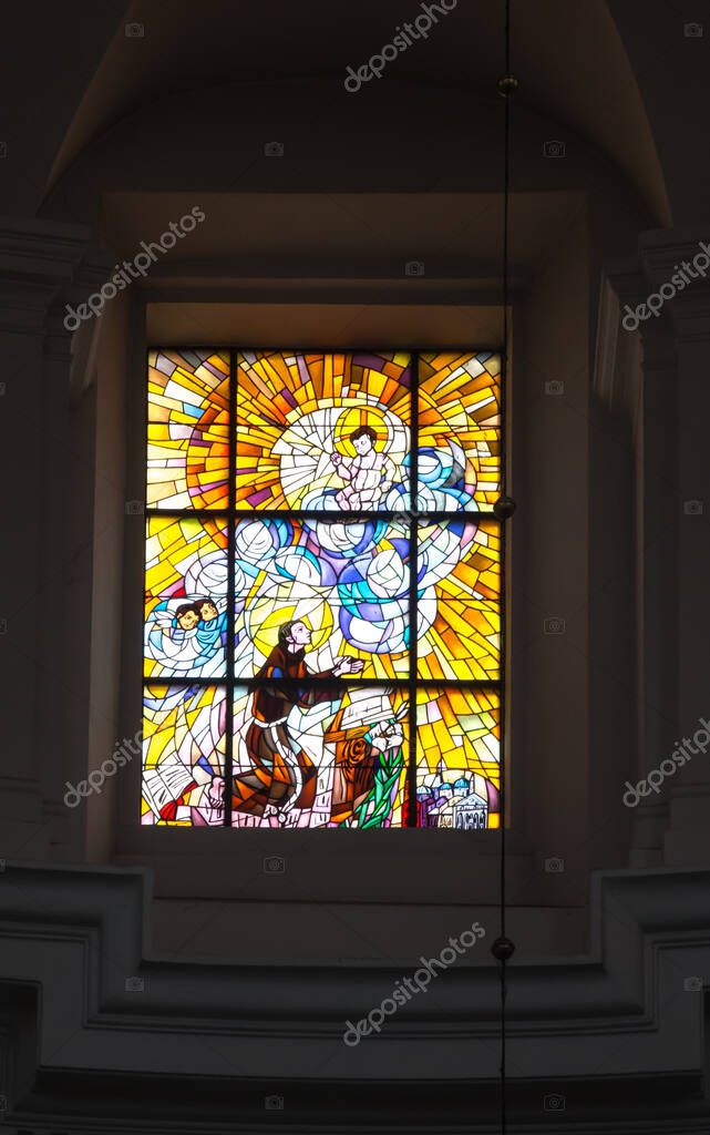 Chelm, POLONIA - 5 de julio de 2021: Vidriera en la ventana de la ...