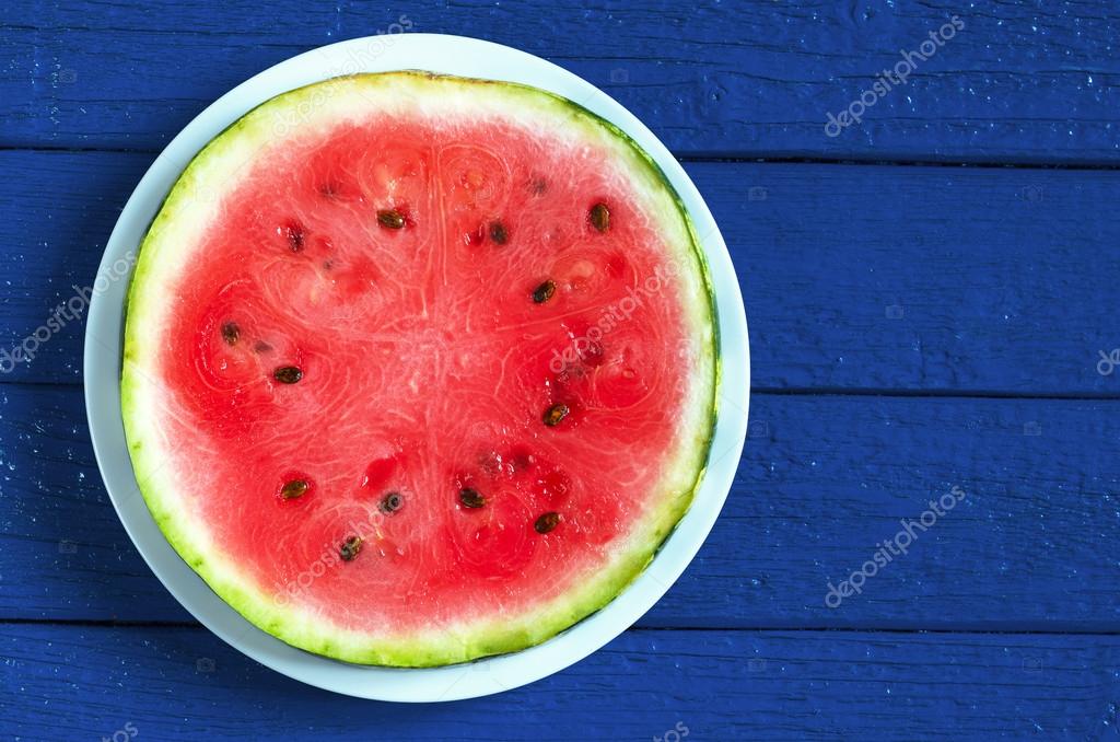 Rebanada redonda de sandía — Foto de stock #121441914 © Sasajo