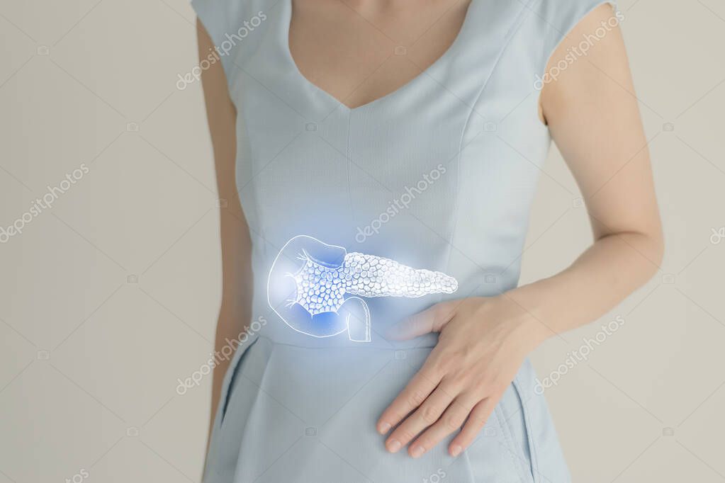Paciente femenina irreconocible vestida de azul, destacando el páncreas ...